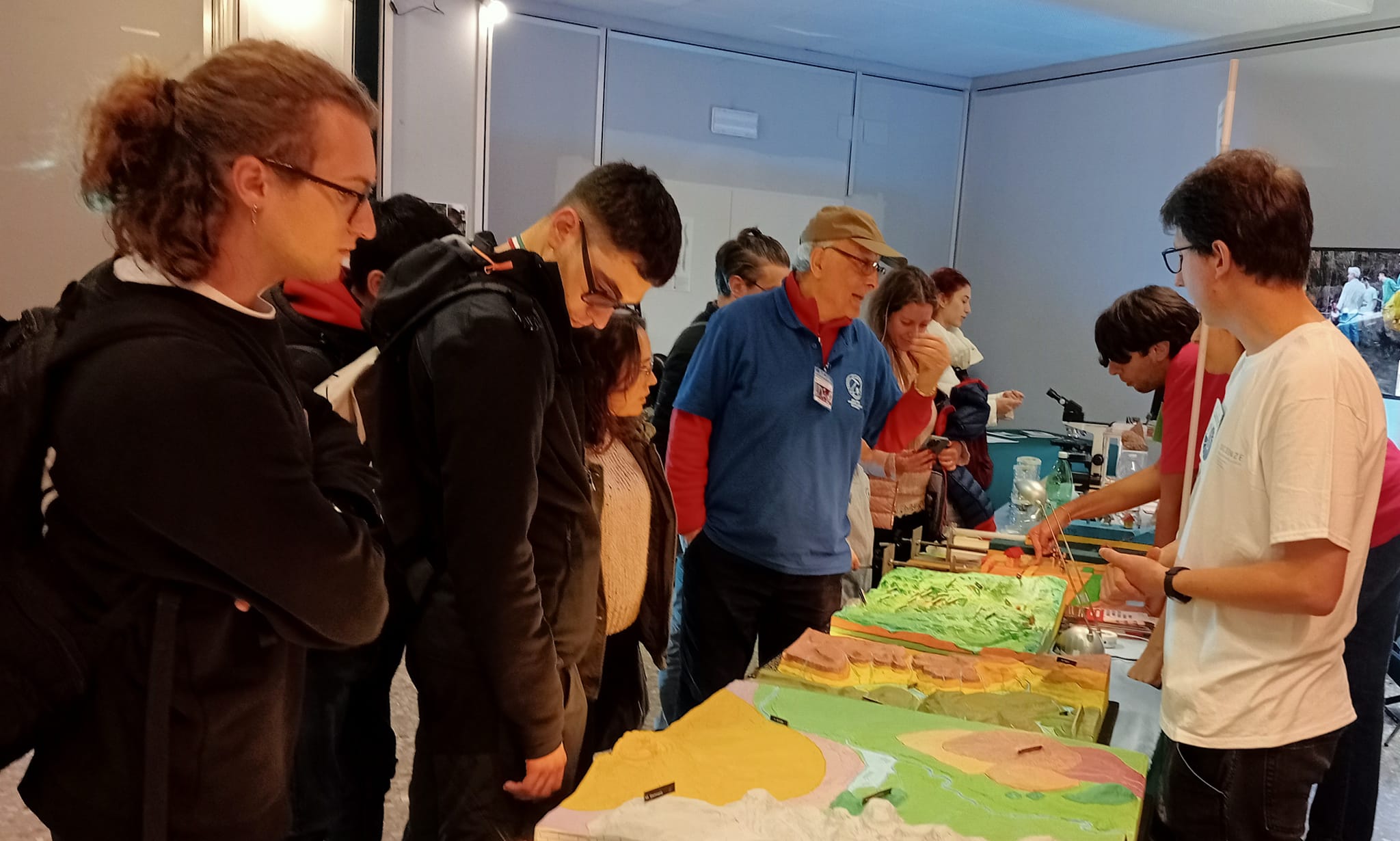 I geologi di Roma Tre al Roma Mineral show 2023 - Dipartimento di ...